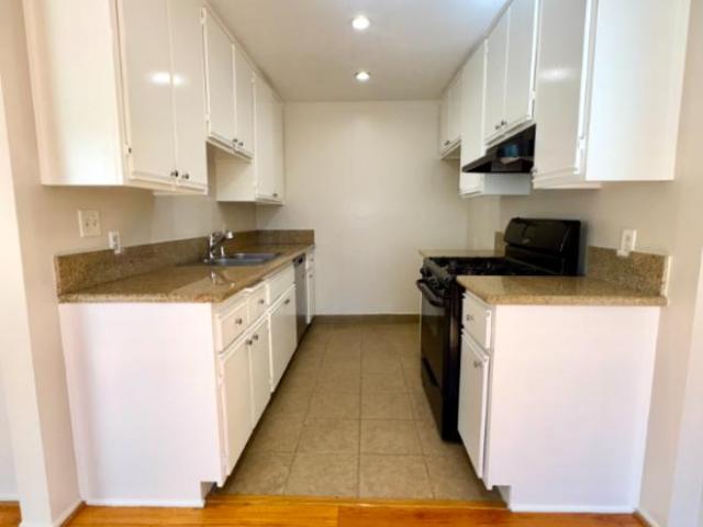 2 Br, 2 bath, Condo 430 E San Jose Ave