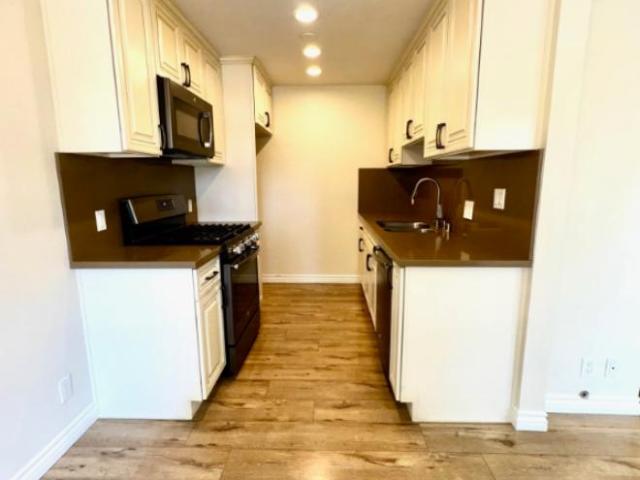 2 Br, 2 bath, Condo 430 E San Jose Ave