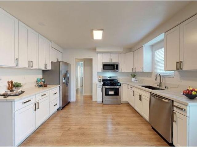 2 Br, 2 bath, Condo 5060 Hazeltine Ave