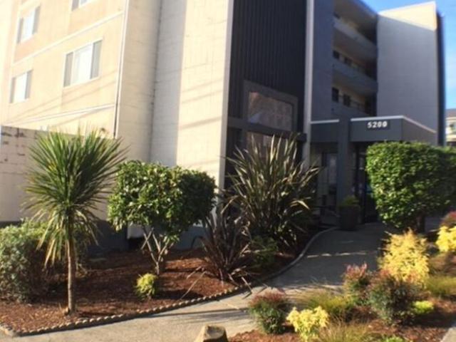 2 Br, 2 bath, Condo 5200 University Way NE