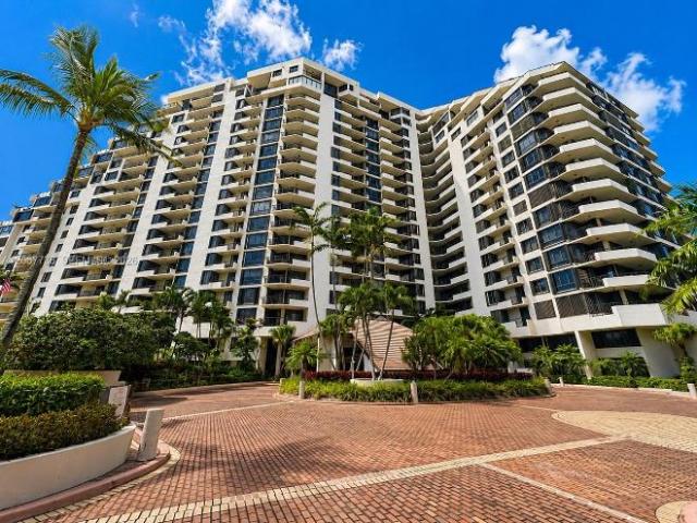 2 Br, 2 bath, Condo 520 Brickell Key Dr