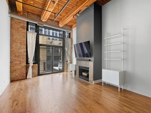 2 Br, 2 bath, Condo 525 W Superior