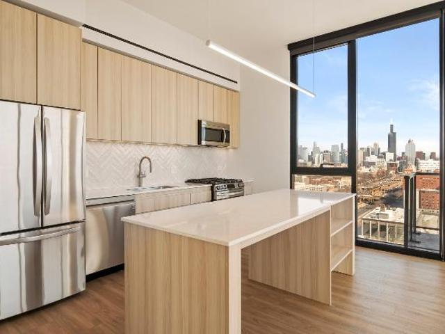 2 Br, 2 bath, Condo 552 S Damen Ave