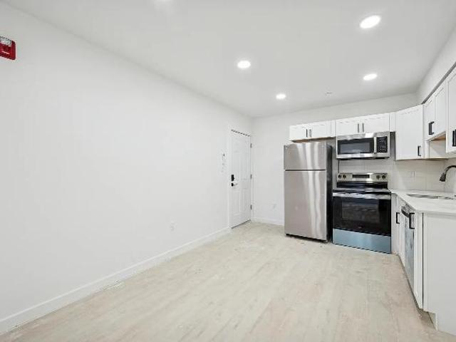 2 Br, 2 bath, Condo 5530 Boyer St