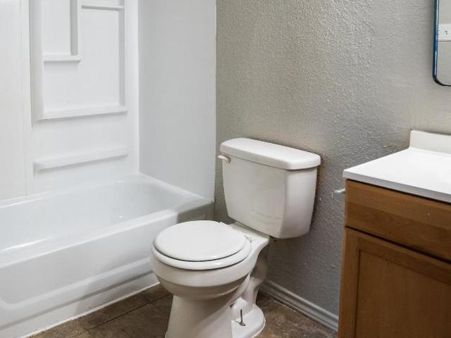 2 Br, 2 bath, Condo 5805 Cougar Dr