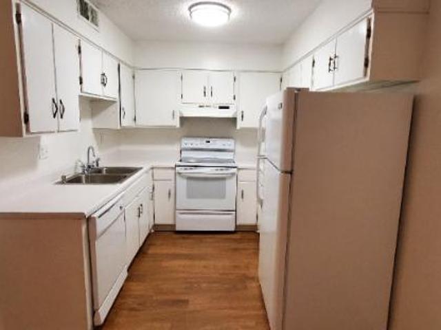 2 Br, 2 bath, Condo 601 Riverhill Cir
