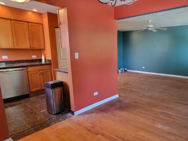 2 Br, 2 bath, Condo 6105 North Wolcott Avenue