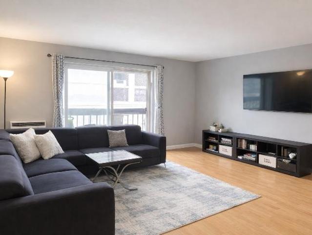 2 Br, 2 bath, Condo 6121 N Sheridan Rd