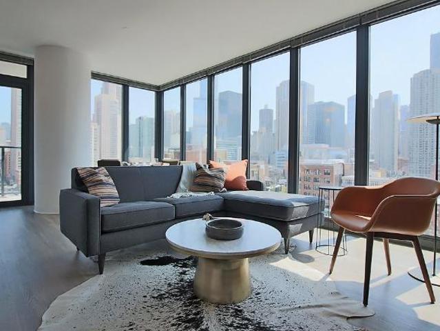2 Br, 2 bath, Condo 613 N Wells