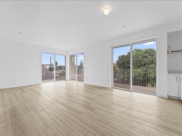 2 Br, 2 bath, Condo 636 N Juanita Avenue