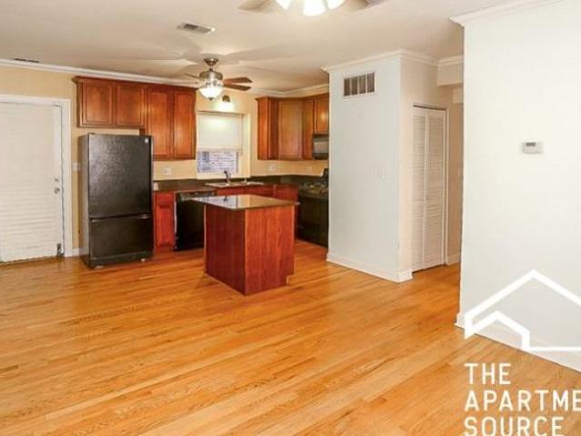 2 Br, 2 bath, Condo 636 West Roscoe St