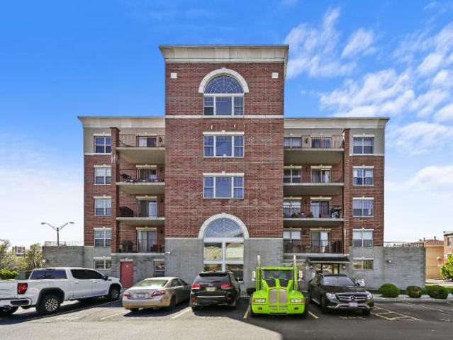 2 Br, 2 bath, Condo 6636 W 65th St