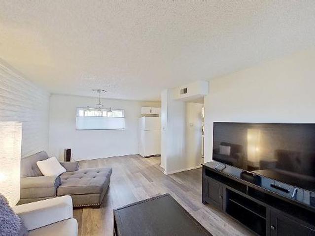 2 Br, 2 bath, Condo 6800 E Tennessee