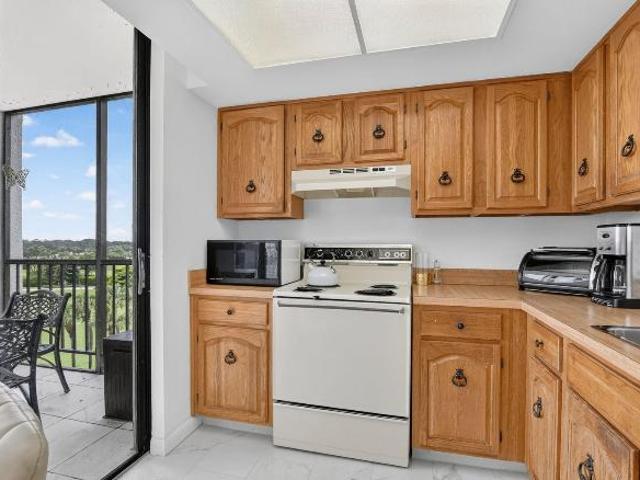 2 Br, 2 bath, Condo 6895 Willow Wood Drive