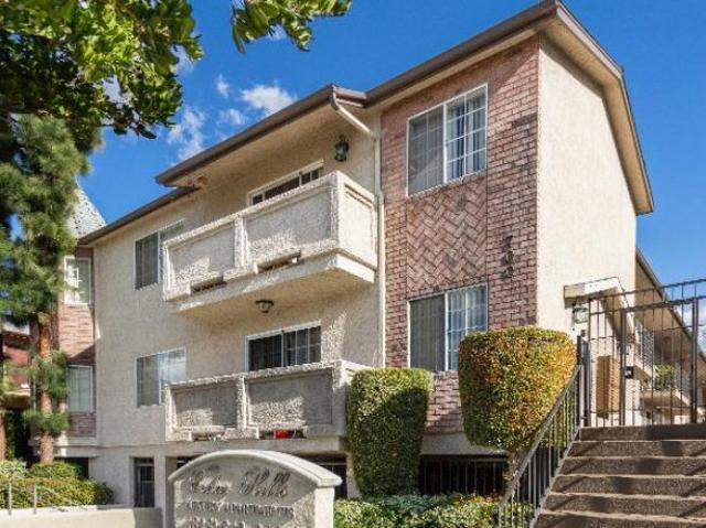 2 Br, 2 bath, Condo 700 E Cedar Ave