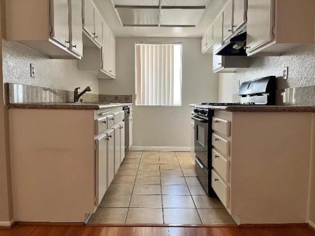 2 Br, 2 bath, Condo 700 E Cedar Ave