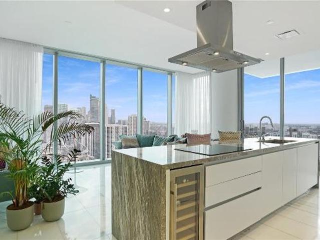 2 Br, 2 bath, Condo 700 NE 26th Ter