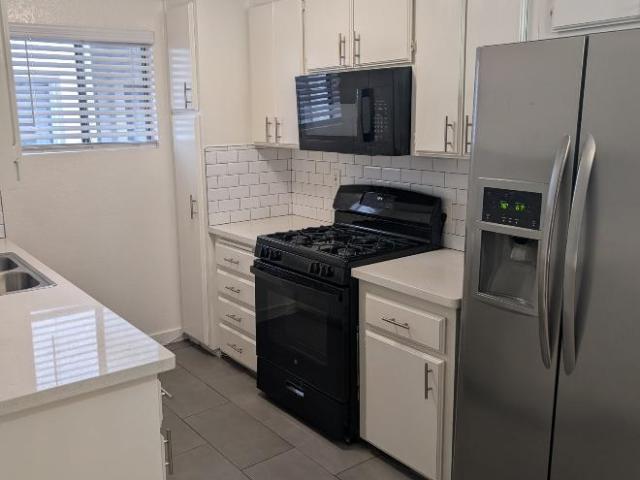 2 Br, 2 bath, Condo 7014 Lanewood Ave
