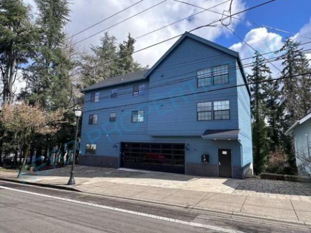 2 Br, 2 bath, Condo 701 Molalla Ave
