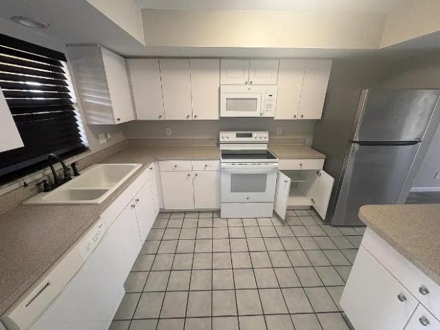 2 Br, 2 bath, Condo 706 Se 13th Ct
