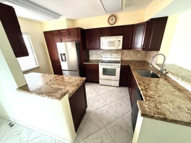2 Br, 2 bath, Condo 7076 Huntington Lane