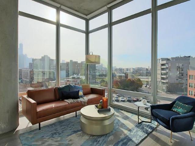 2 Br, 2 bath, Condo 717 N Milwaukee Ave