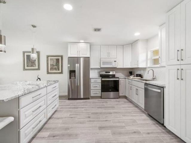 2 Br, 2 bath, Condo 717 S Us Highway