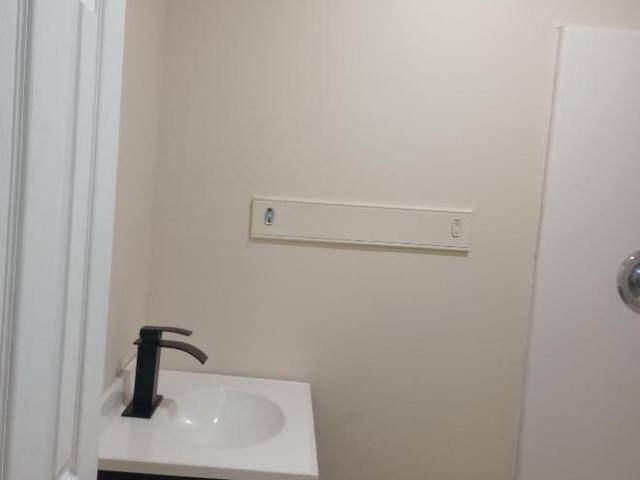 2 Br, 2 bath, Condo 740 Kings Rd