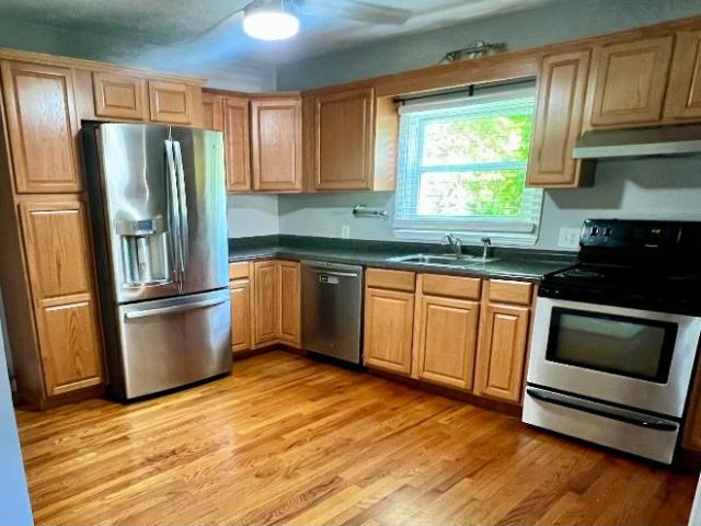 2 Br, 2 bath, Condo 79 W Britannia St