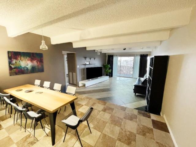 2 Br, 2 bath, Condo 8060 E Girard Ave