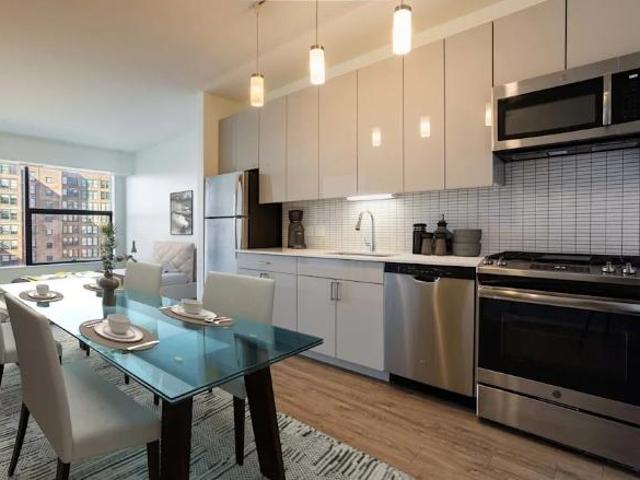 2 Br, 2 bath, Condo 815 W Van Buren
