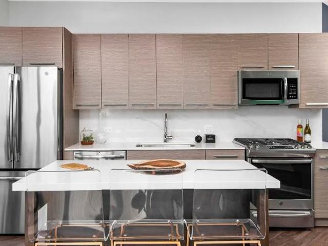 2 Br, 2 bath, Condo 817 W Washington Blvd