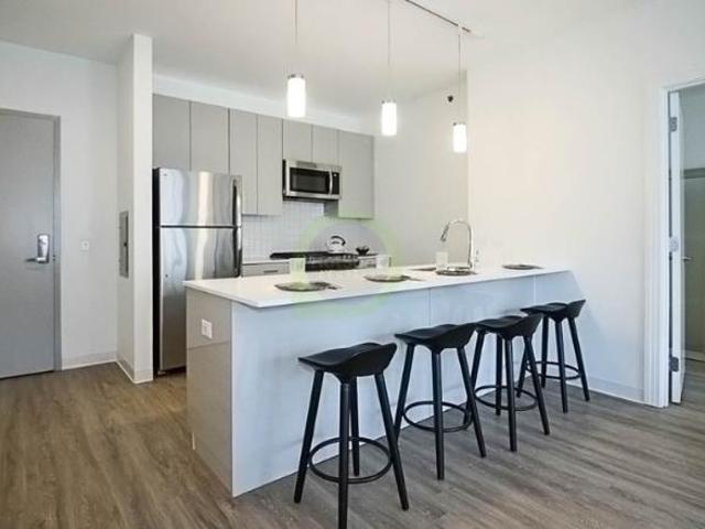 2 Br, 2 bath, Condo 830 West Vanburen