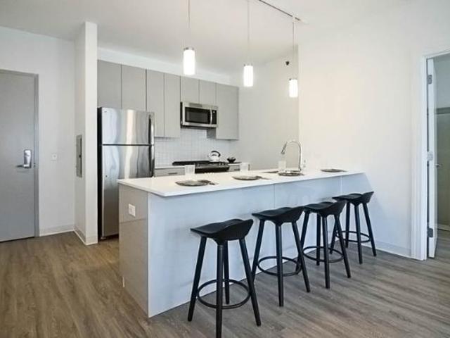 2 Br, 2 bath, Condo 850 W Van Buren