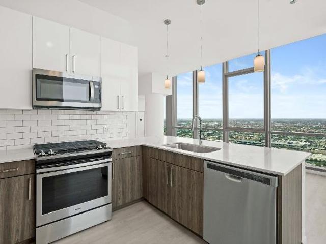 2 Br, 2 bath, Condo 897 S Michigan Ave
