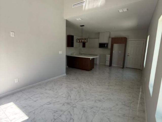 2 Br, 2 bath, Condo 905 W 8th St