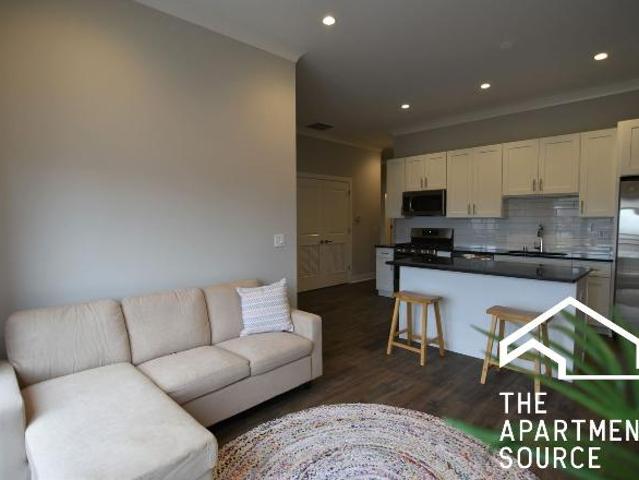 2 Br, 2 bath, Condo 927 West Irving Park Road