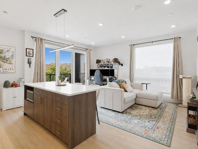 2 Br, 2 bath, Condo 948 West Sunnyside