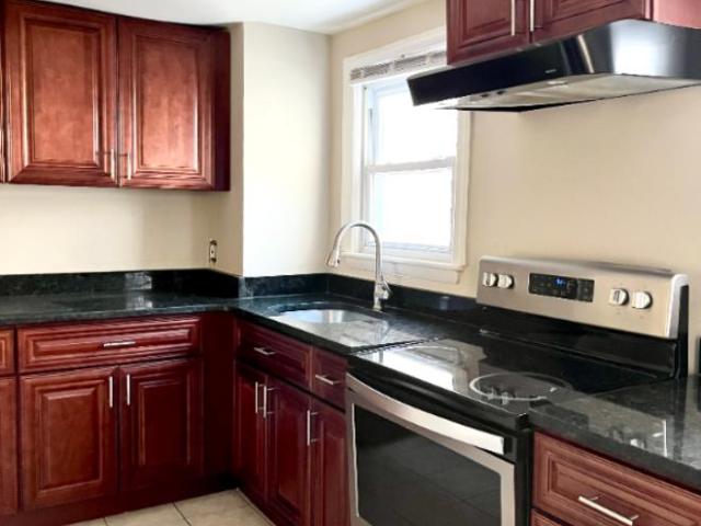 2 Br, 2 bath, Condo 1023 W Lancaster Ave