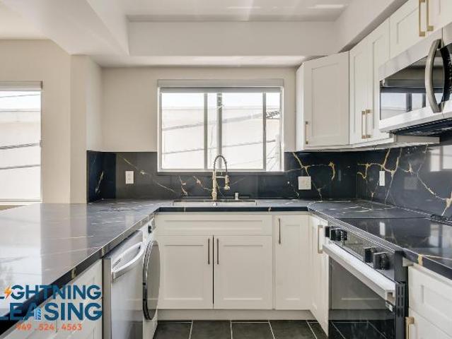 2 Br, 2 bath, Condo 1035 N Hayworth Ave