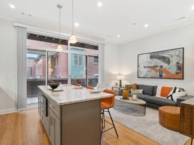 2 Br, 2 bath, Condo 1045 West Monroe