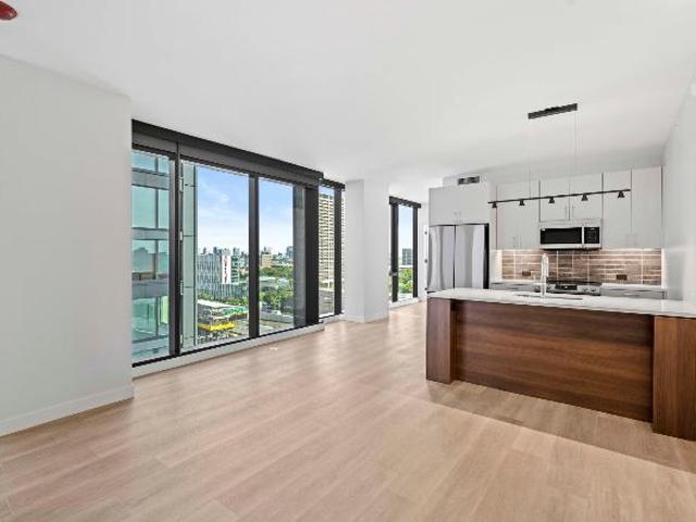 2 Br, 2 bath, Condo 1106 W Van Buren