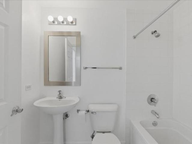 2 Br, 2 bath, Condo 1134 West Granville Avenue