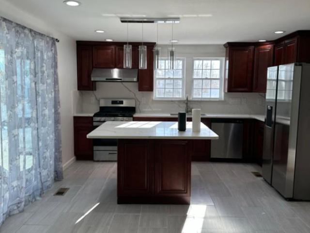 2 Br, 2 bath, Condo 11 Sherbrooke Ave