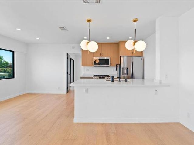 2 Br, 2 bath, Condo 1210 Larrabee St