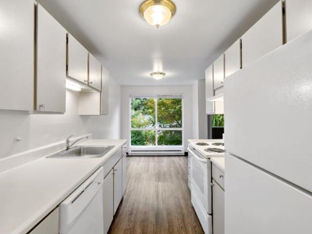 2 Br, 2 bath, Condo 12520 Roosevelt Way NE