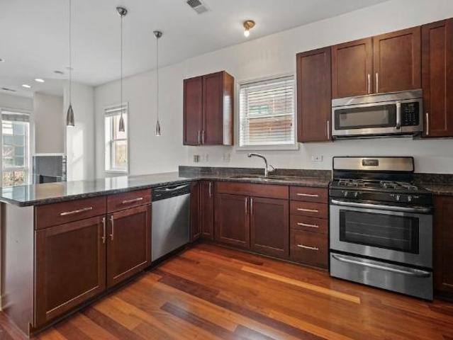 2 Br, 2 bath, Condo 1314 N Wicker Park