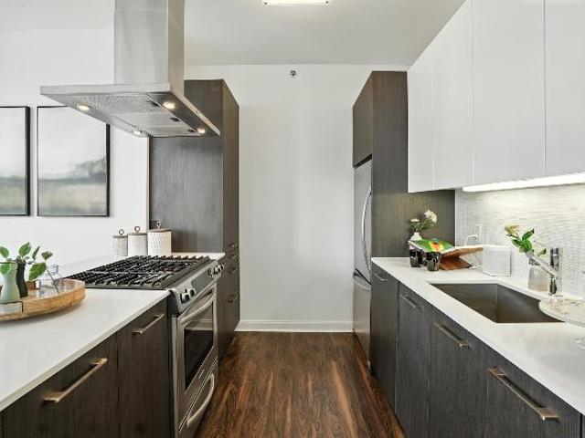 2 Br, 2 bath, Condo 132 W Wacker