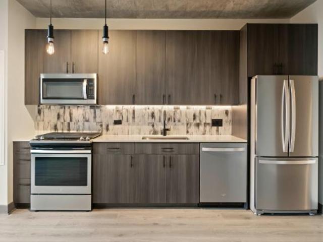 2 Br, 2 bath, Condo 1335 W Lake St