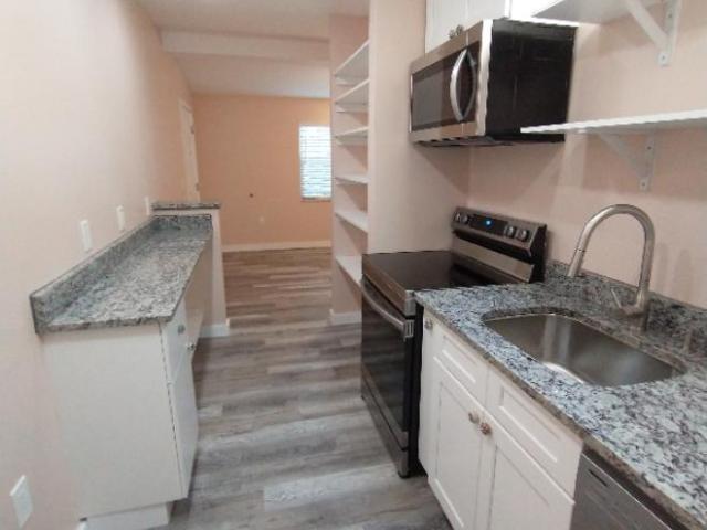 2 Br, 2 bath, Condo 135 NW Shannon Ave